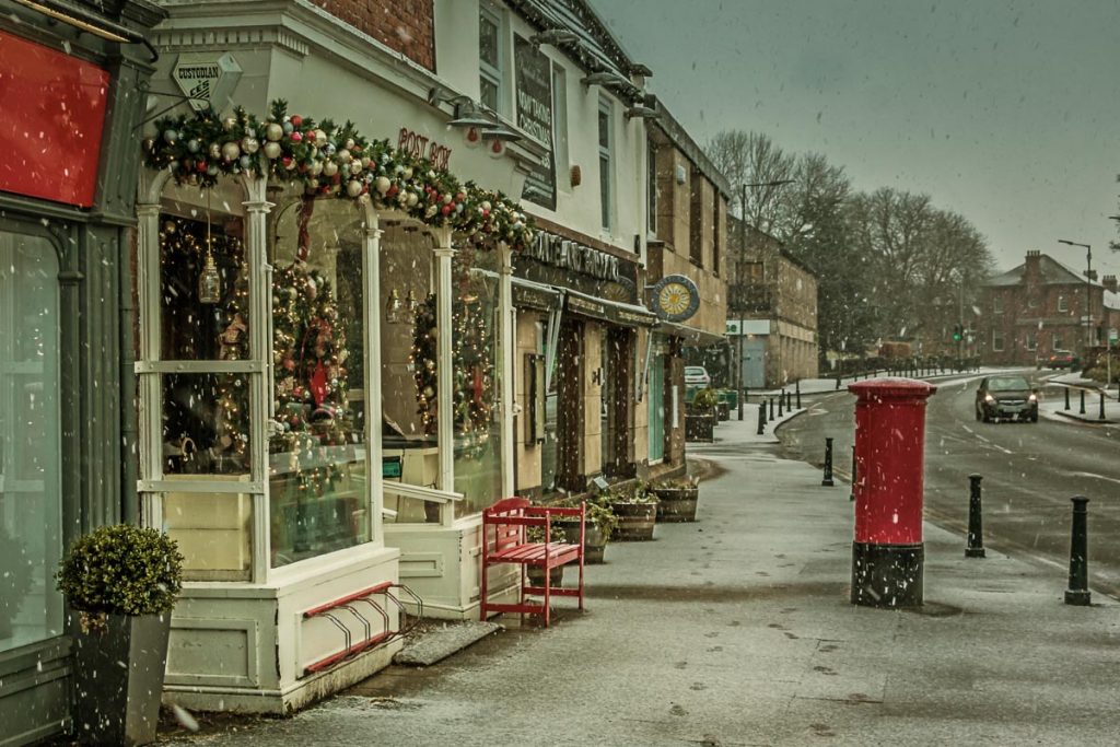 The Diamond Inn Snow Shower Christmas Card 4372X – Ponteland Print